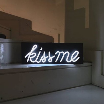 Neon "Kiss me" - The Yellow Boat Store